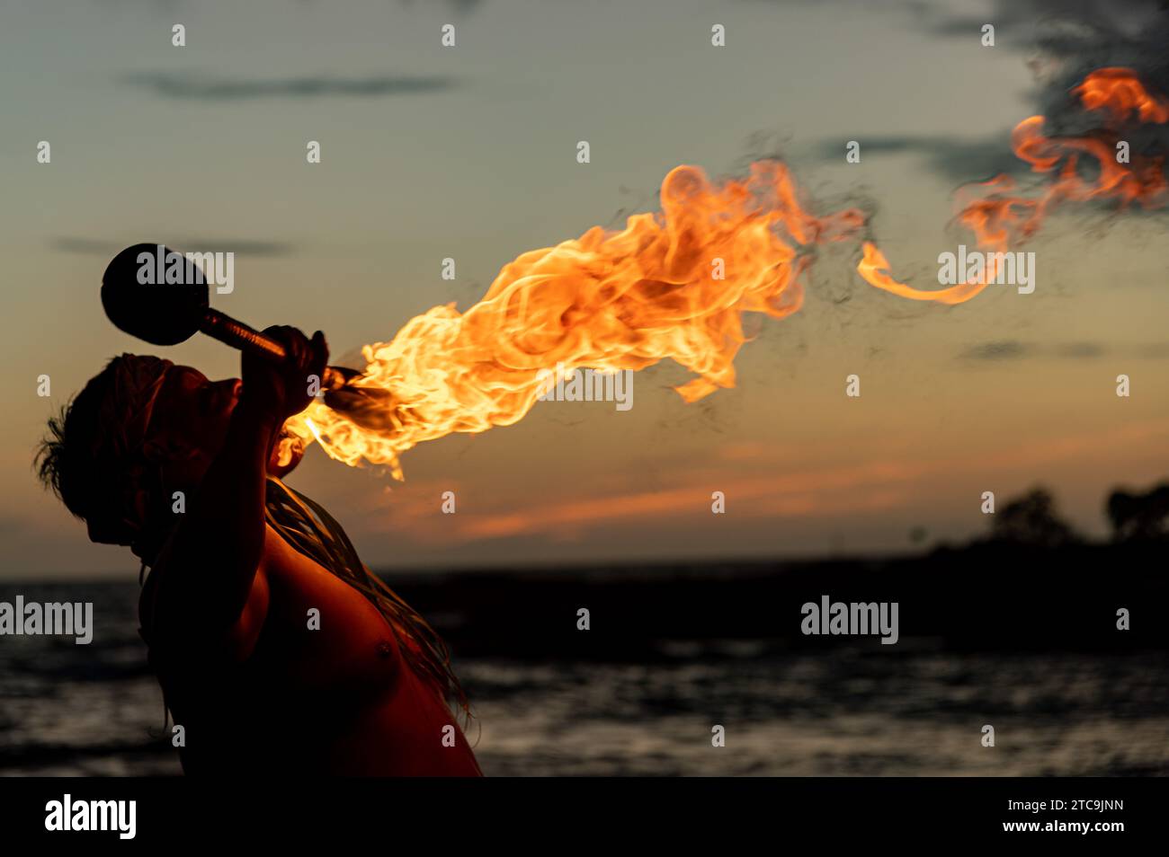 Fire dancer hawaii hi-res stock photography and images - Alamy