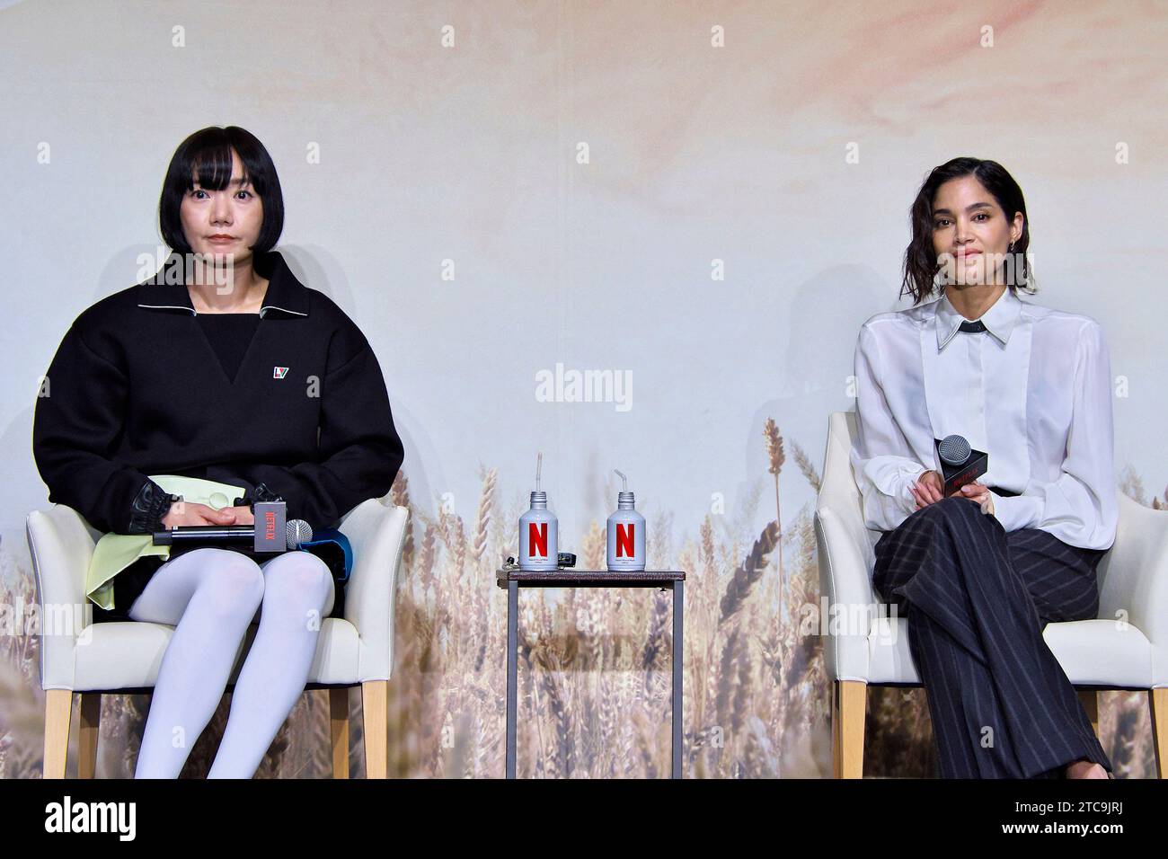 Bae Doona und Sofia Boutella bei der Pressekonferenz zum Netflix Film ...