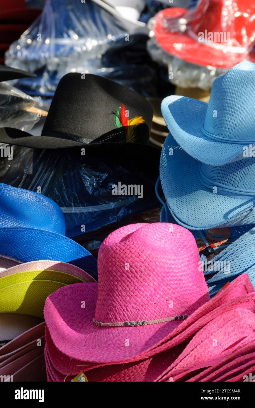 Stack of straw cowboy hats for sale Stock Photo - Alamy