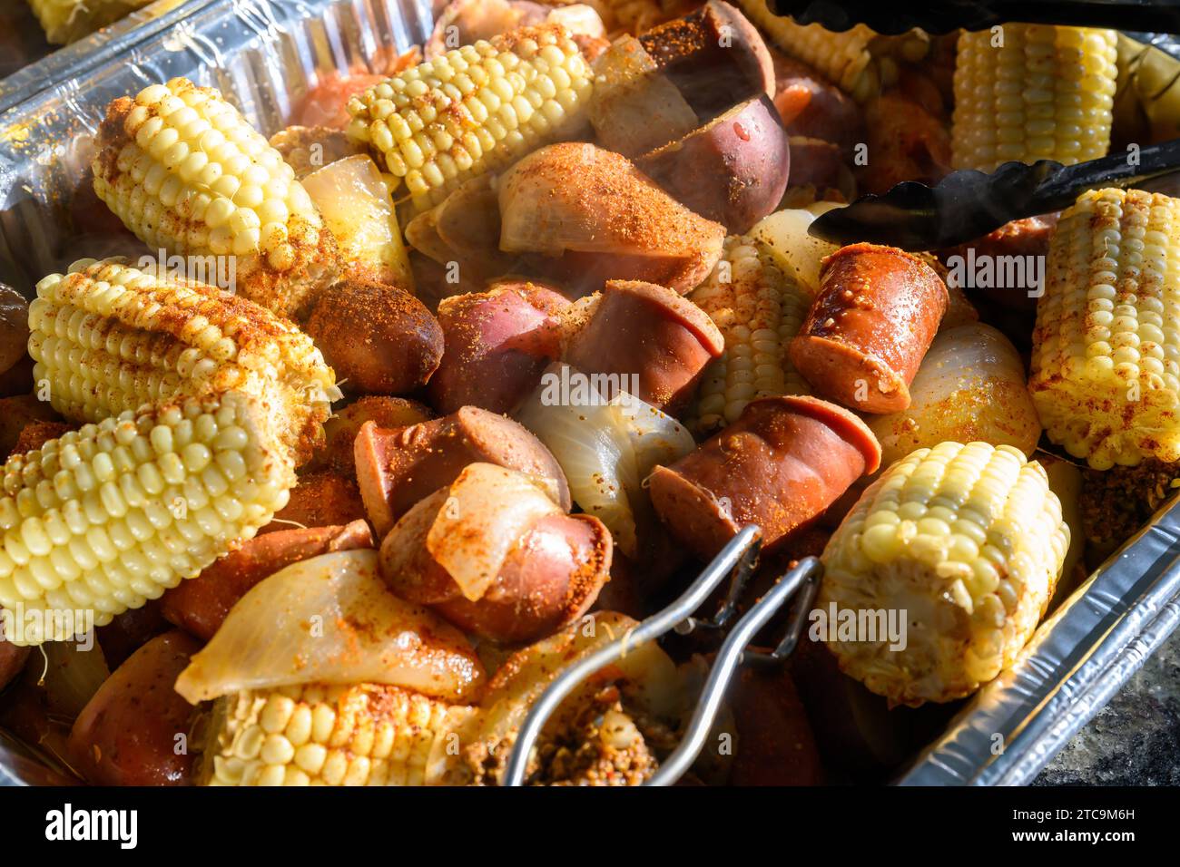 Low country boil hi-res stock photography and images - Alamy