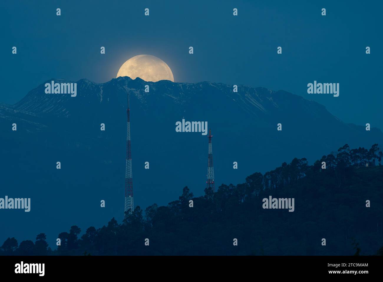 Moonset in a snowy mountain in Puebla Stock Photo - Alamy