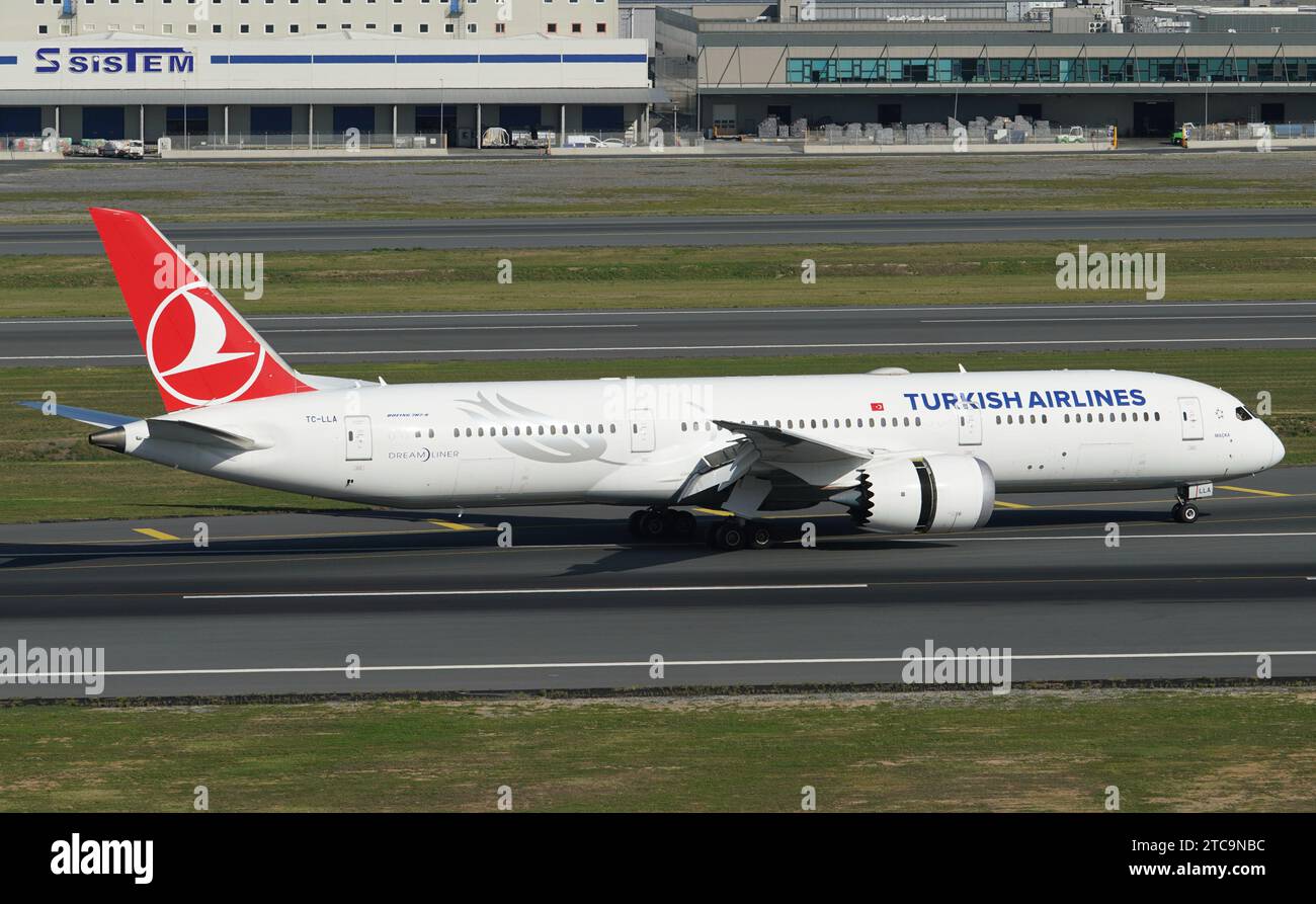 ISTANBUL, TURKIYE - OCTOBER 01, 2022: Turkish Airlines Boeing 787-9 (65801) landing to Istanbul ...