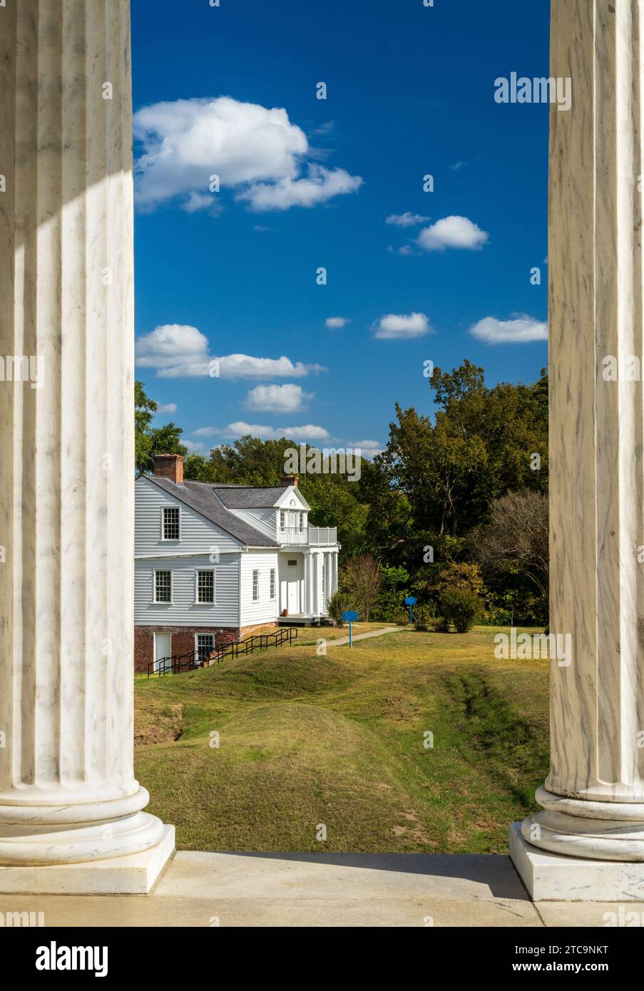 Marble mausoleum and memorial to fallen soldiers of Illinois in the ...