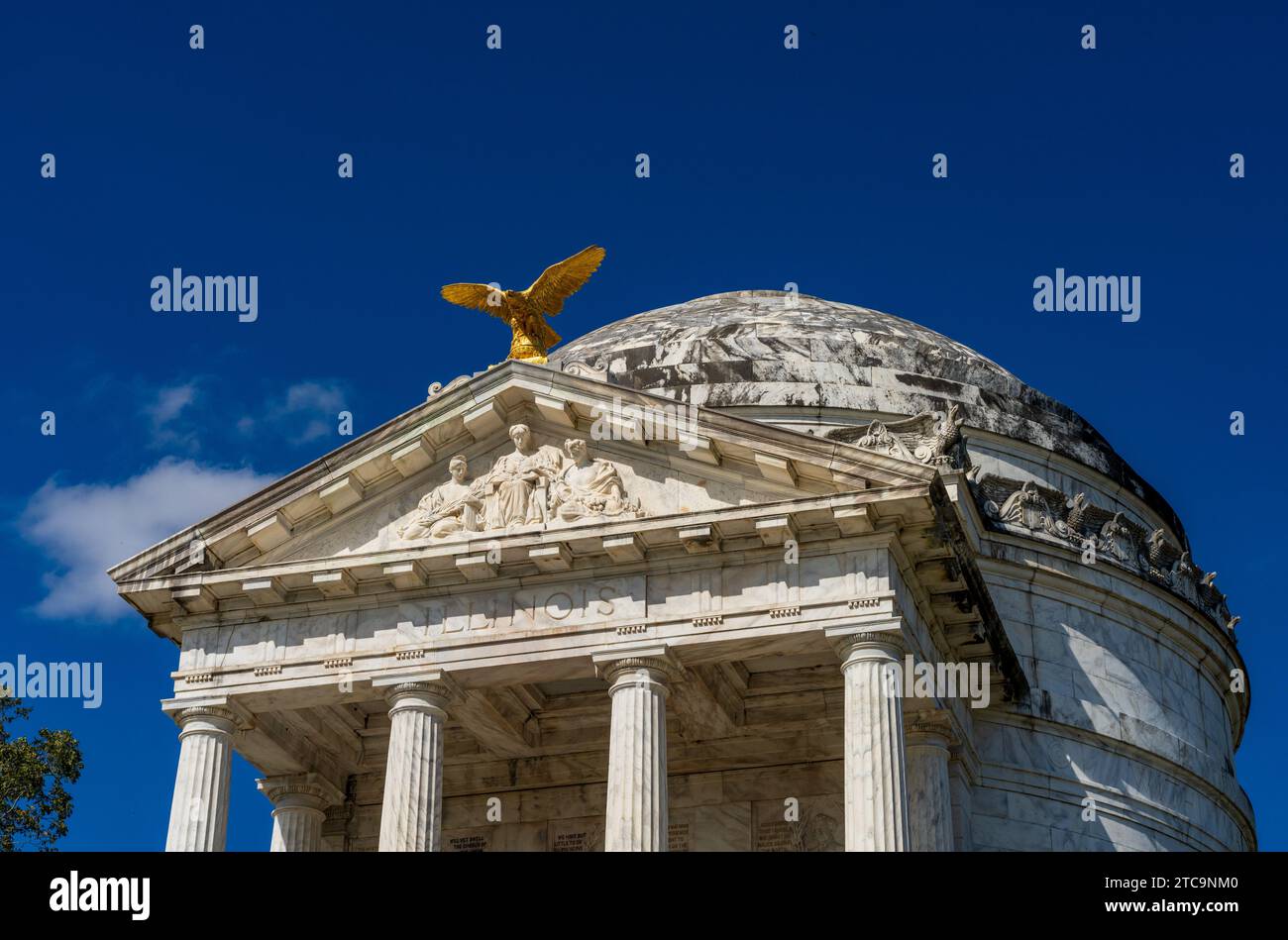 Marble mausoleum and memorial to fallen soldiers of Illinois in the ...