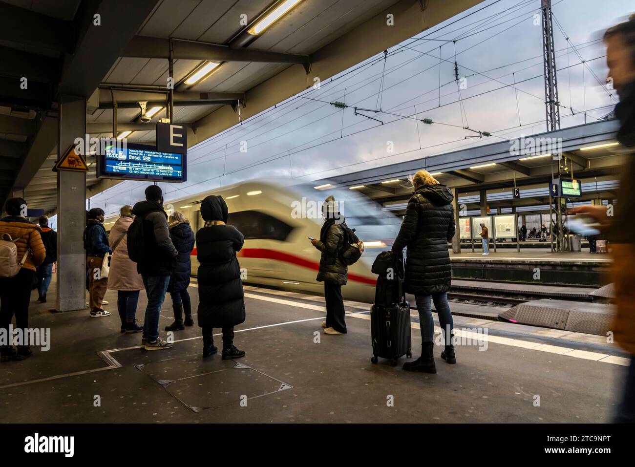 ICE Zug, Zugverkehr, Fahrgäste, Hauptbahnhof von Essen, NRW ...
