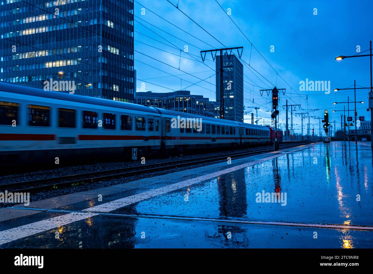 IC Zug, Zugverkehr, Skyline der Innenstadt, Hauptbahnhof von Essen, NRW ...