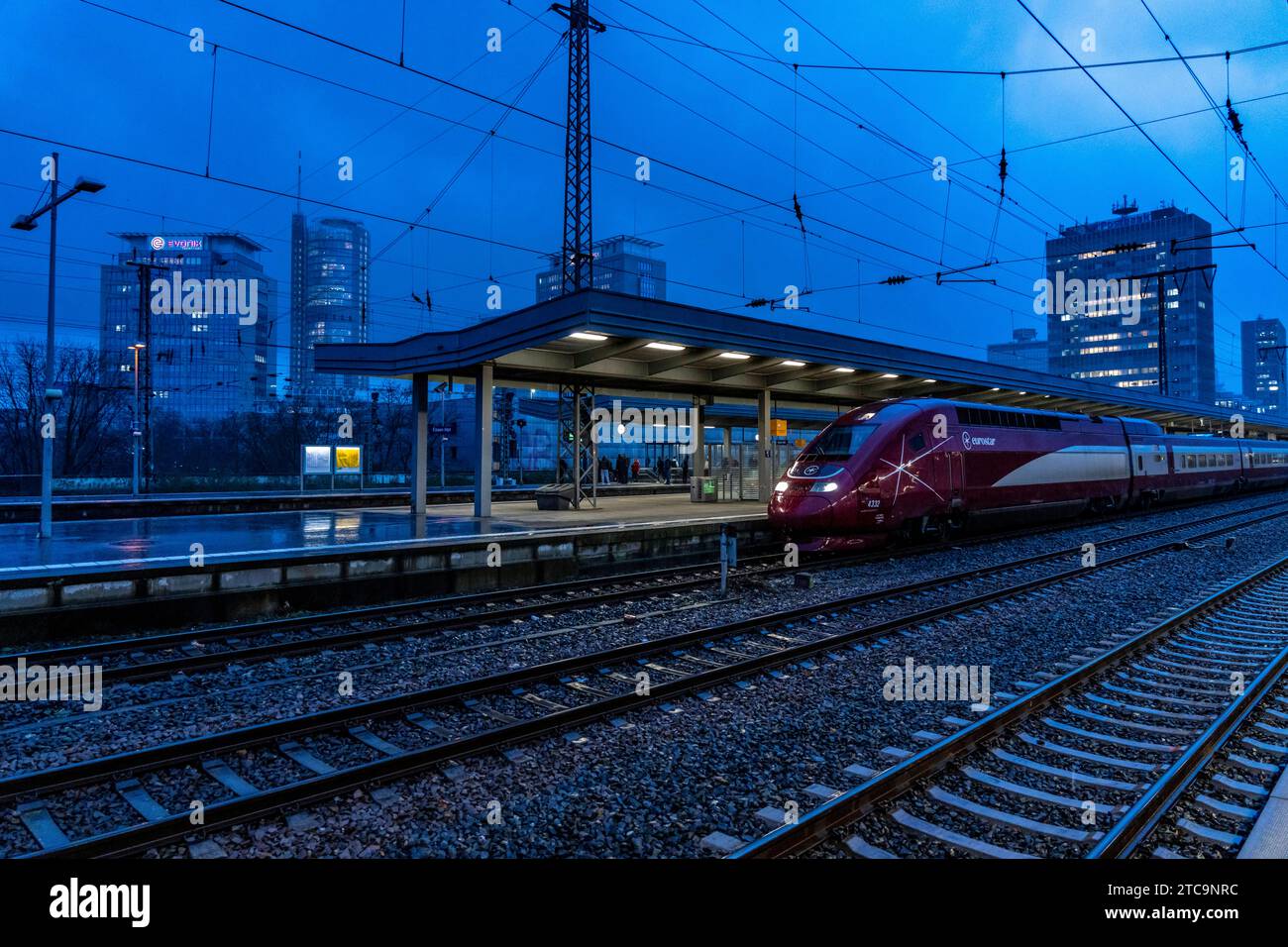 Eurostar Zug, Zugverkehr, Skyline der Innenstadt, Hauptbahnhof von ...