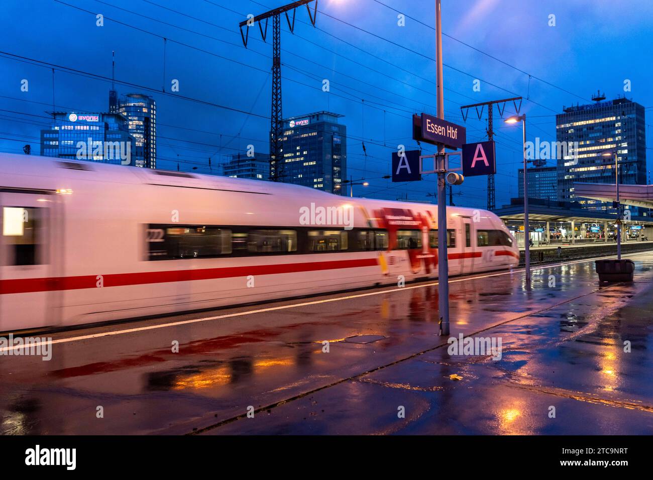 ICE Zug, Zugverkehr, Skyline der Innenstadt, Hauptbahnhof von Essen ...