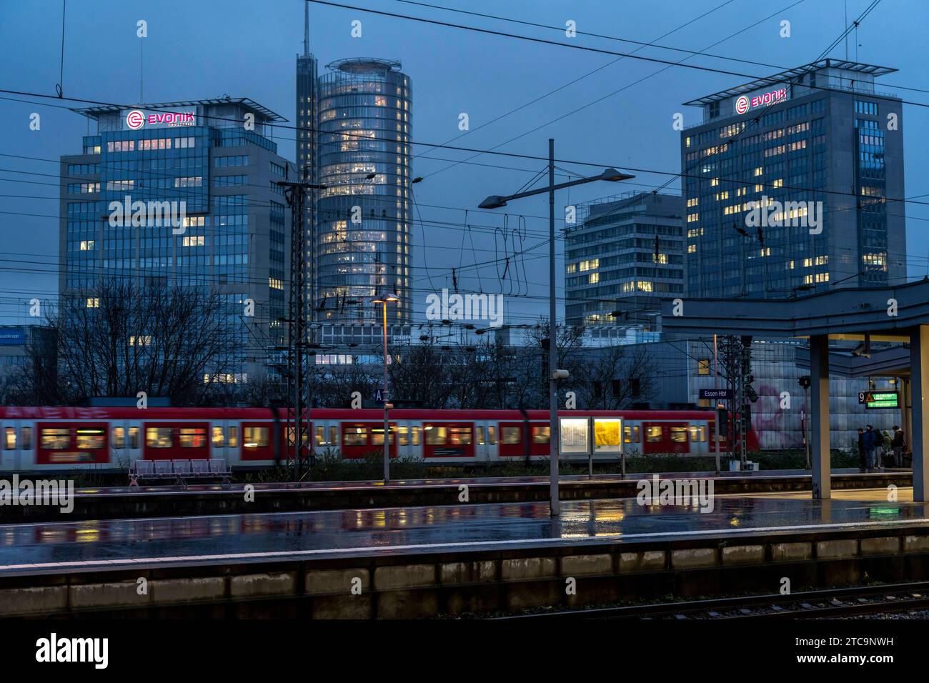 S-Bahn, Zugverkehr, Skyline der Innenstadt, Hauptbahnhof von Essen, NRW ...