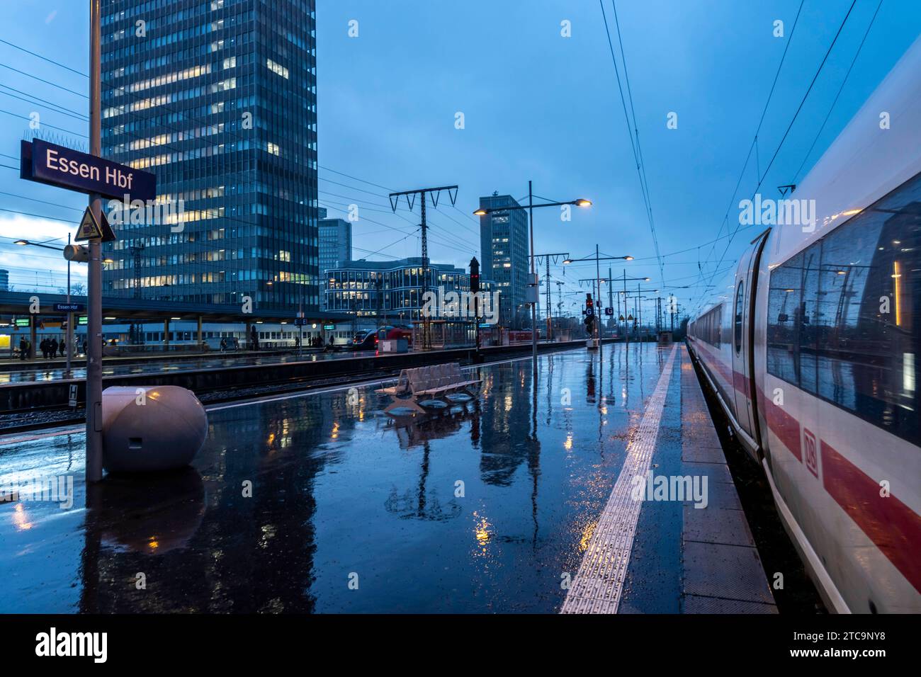 ICE Zug, Zugverkehr, Skyline der Innenstadt, Hauptbahnhof von Essen ...
