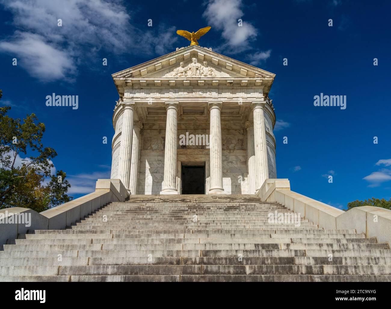 Marble mausoleum and memorial to fallen soldiers of Illinois in the ...