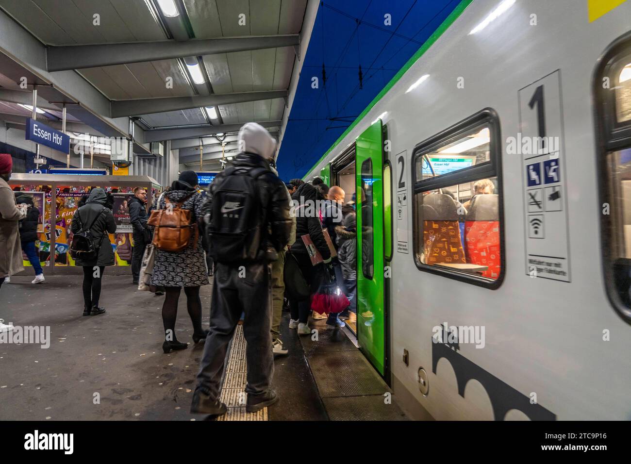 Regional Zug, S-Bahn, Bahnsteig, Zugverkehr, Hauptbahnhof von Essen ...