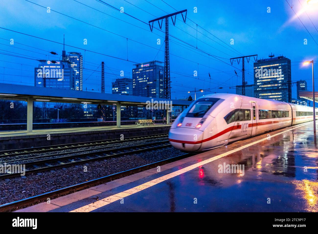ICE Zug, Zugverkehr, Skyline der Innenstadt, Hauptbahnhof von Essen ...