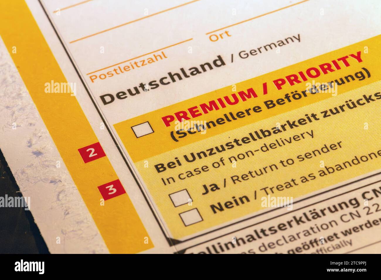 Nahaufnahme von einem Versandschein für Pakete und Päkchen der DHL ...