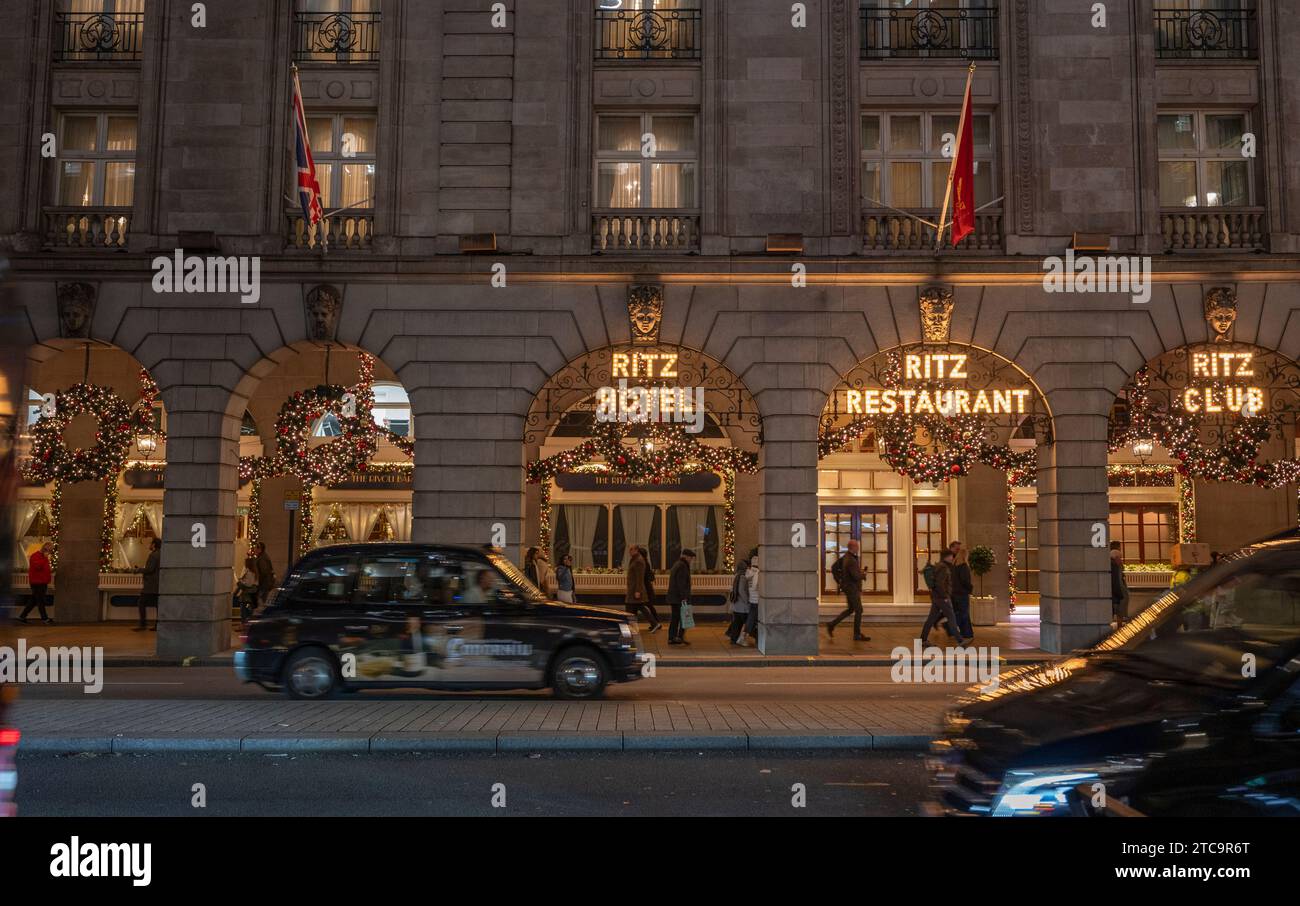 London, UK. 11th Dec, 2023.. A bustling and dry evening in central ...