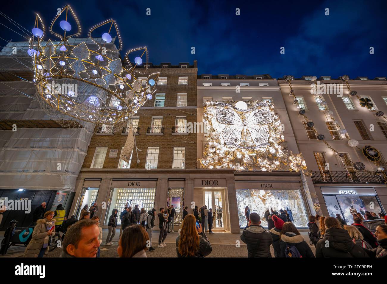 London, UK. 11th Dec, 2023.. A bustling and dry evening in central ...