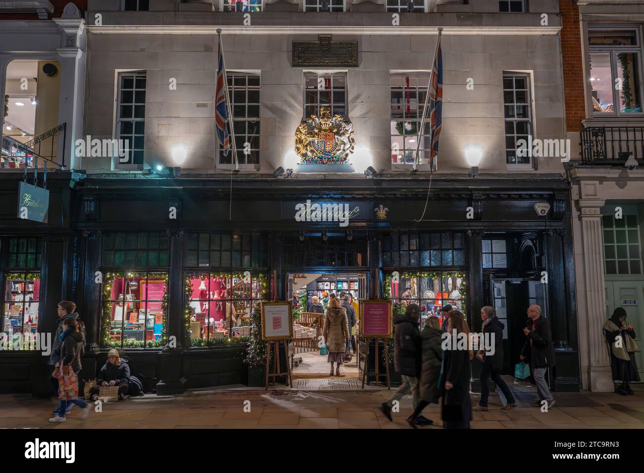 London, UK. 11th Dec, 2023. A bustling and dry evening in central ...