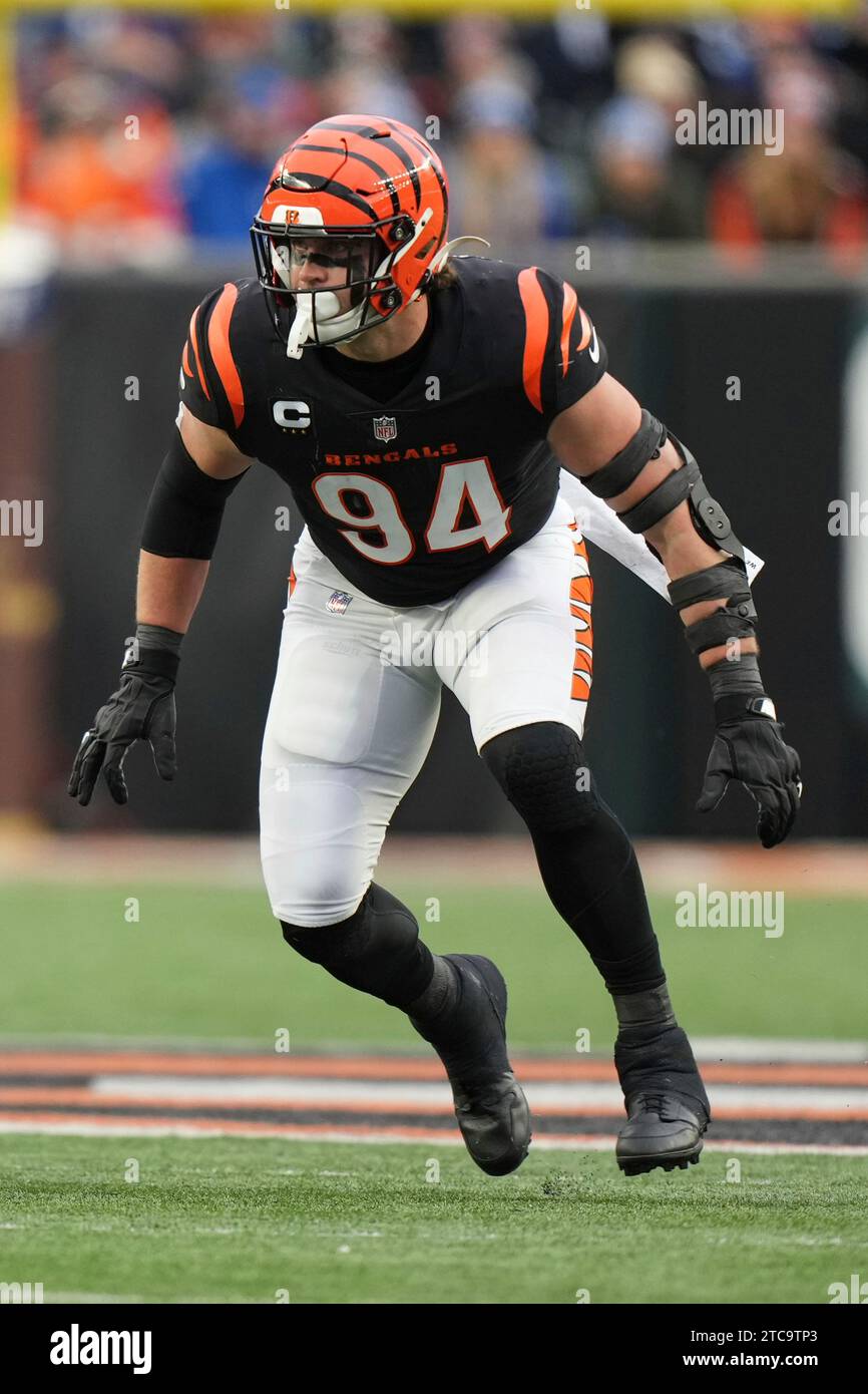 Cincinnati Bengals defensive end Sam Hubbard (94) protects tree edge as ...