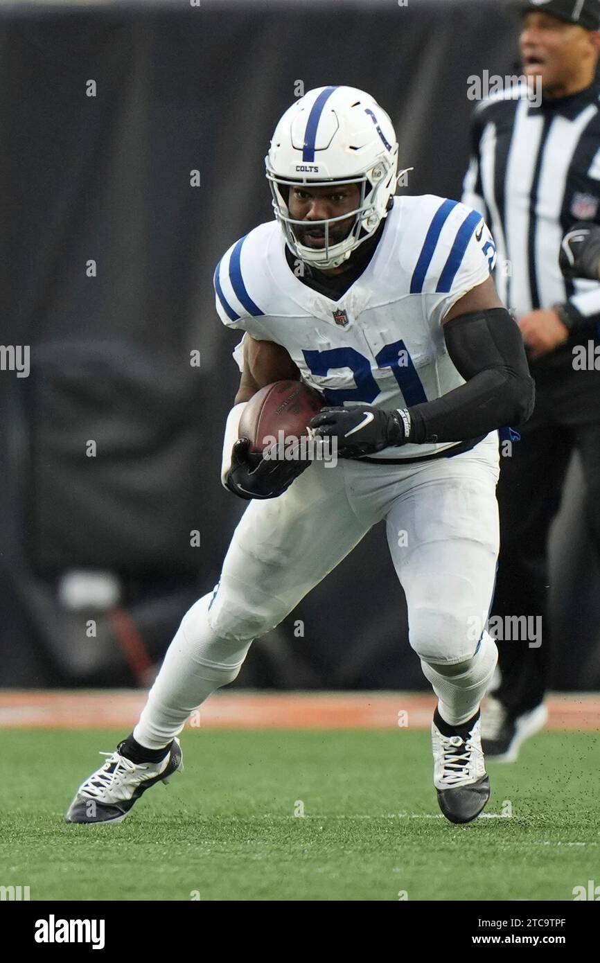Indianapolis Colts running back Zack Moss (21) looks at a defender as ...