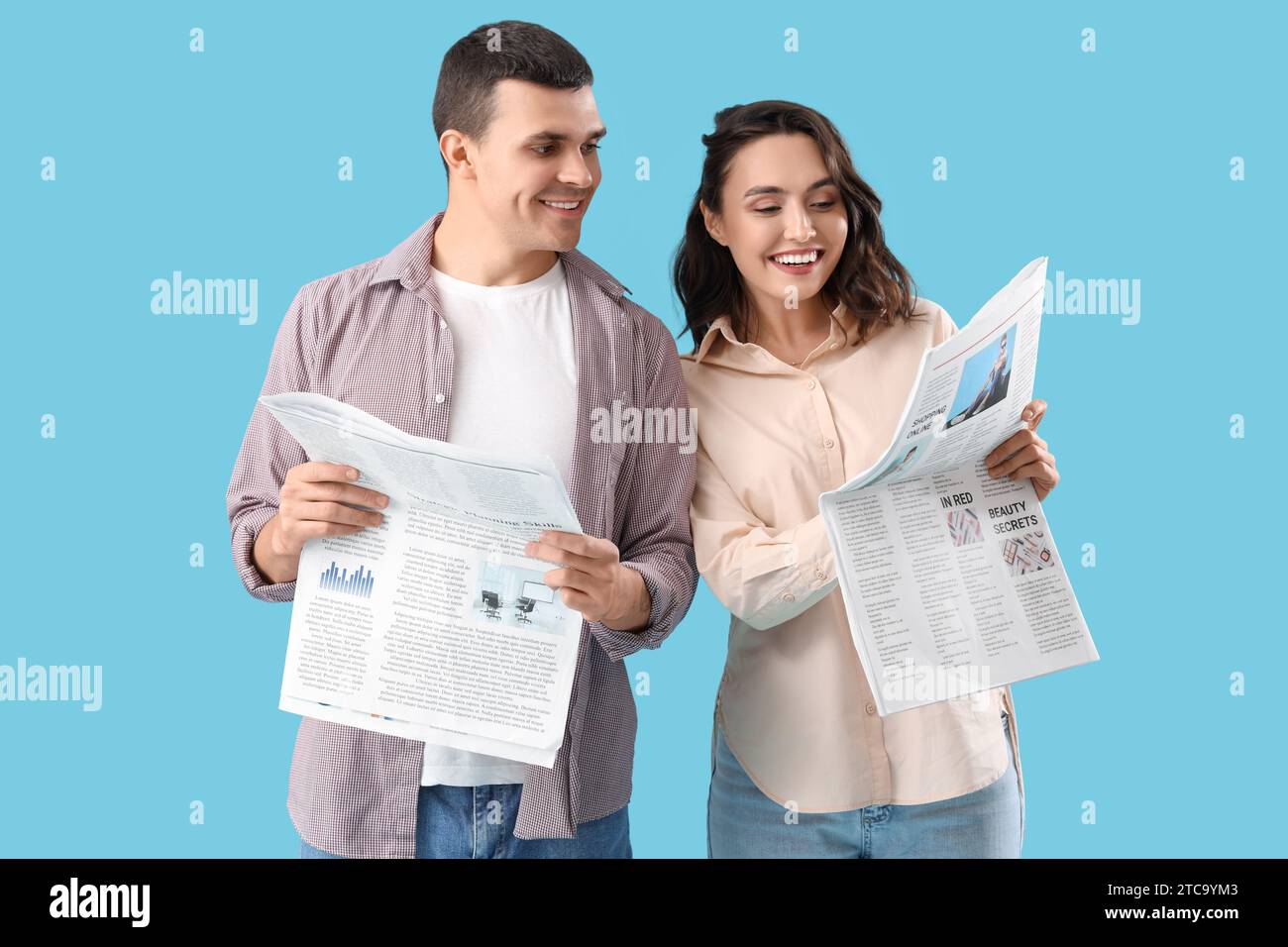 Man woman reading newspapers hi-res stock photography and images - Alamy