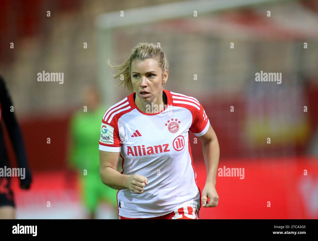 Linda dallmann fc bayern munchen kopf hi-res stock photography and ...