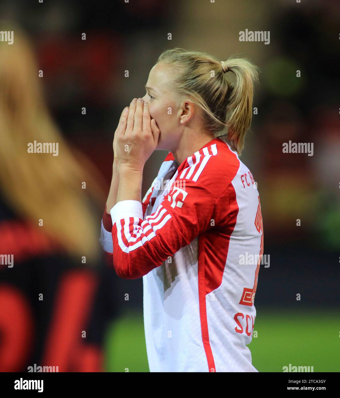 Schueller fc bayern munchen mit den handen im gesicht hi-res stock photography and images - Alamy