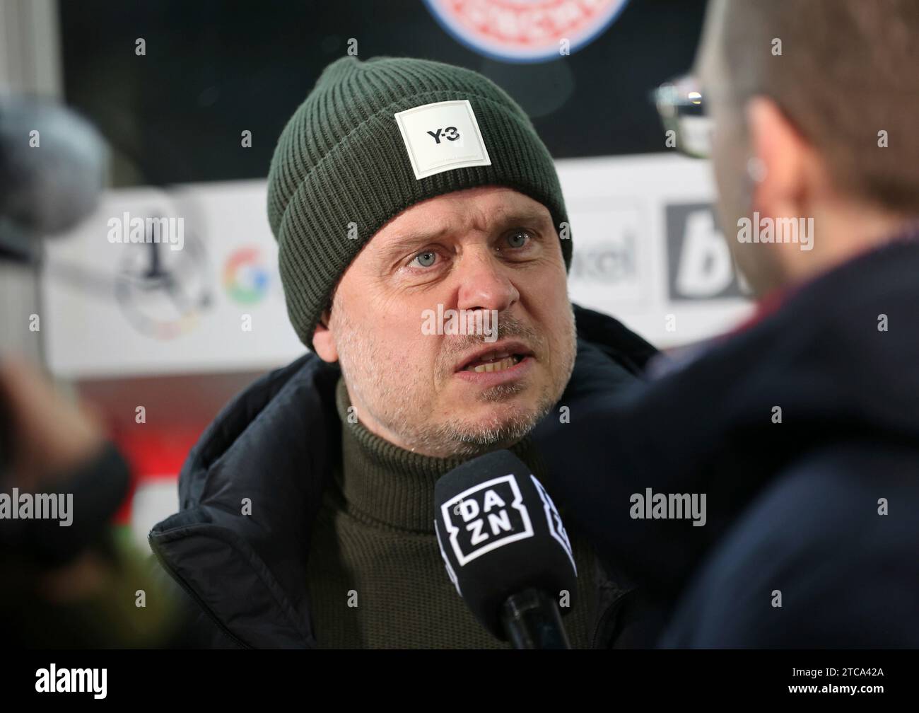 Hier beim interview dazn hi-res stock photography and images - Alamy