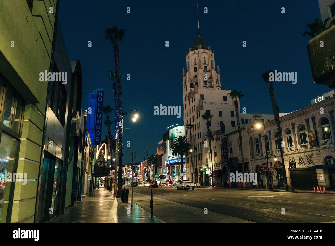 LOS ANGELES, usa - dec 2th 2022 Tourists flock to nightlife businesses ...