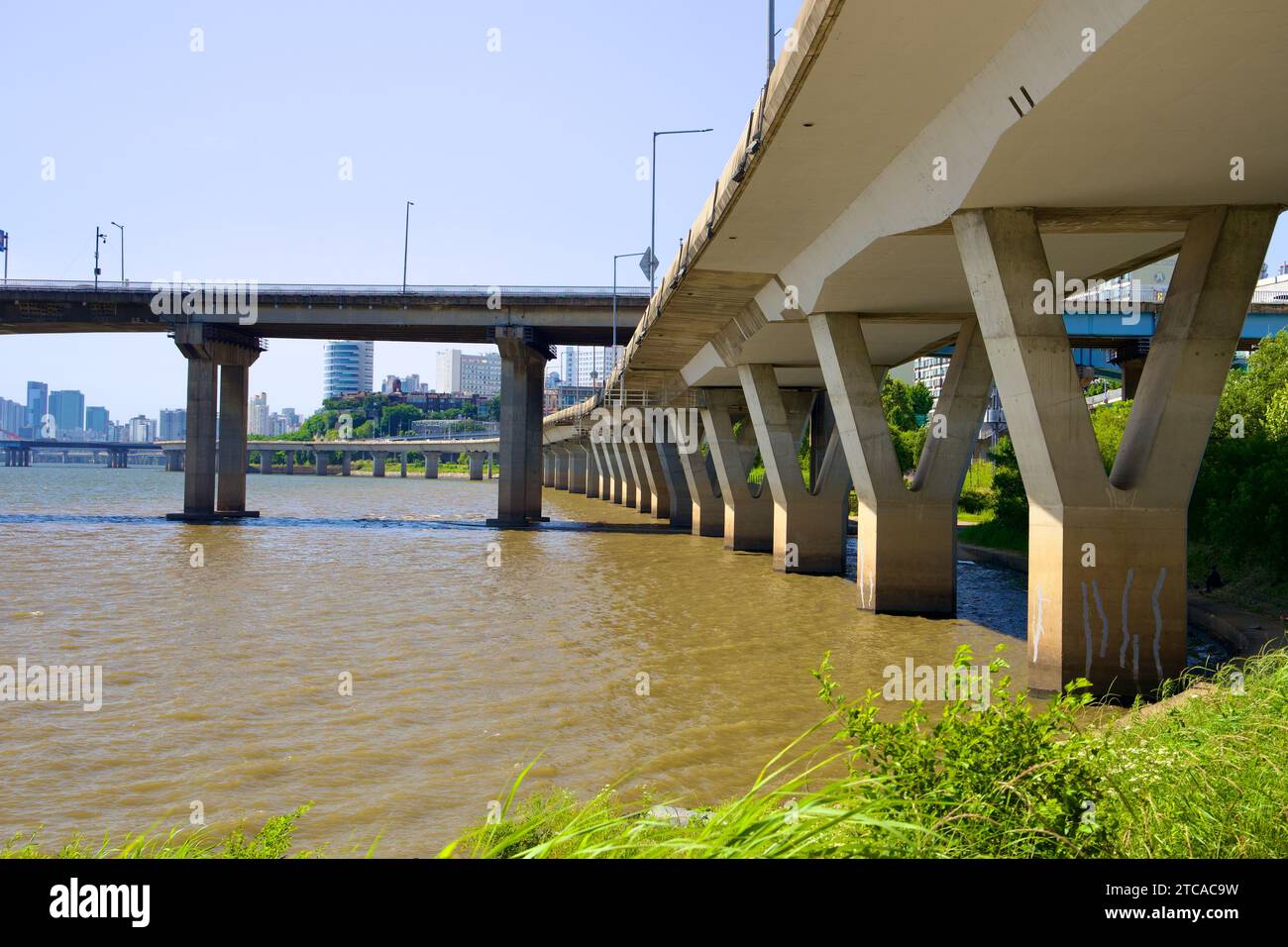 The Gangbyeon Expressway elegantly floats over the edge of the Han ...