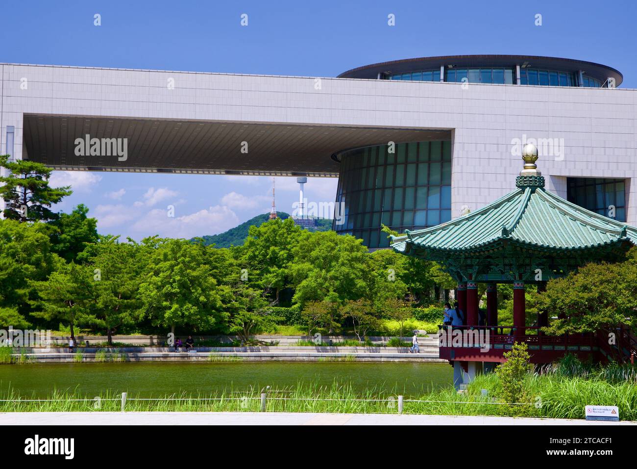 The front of the National Museum of Korea Park features a picturesque ...