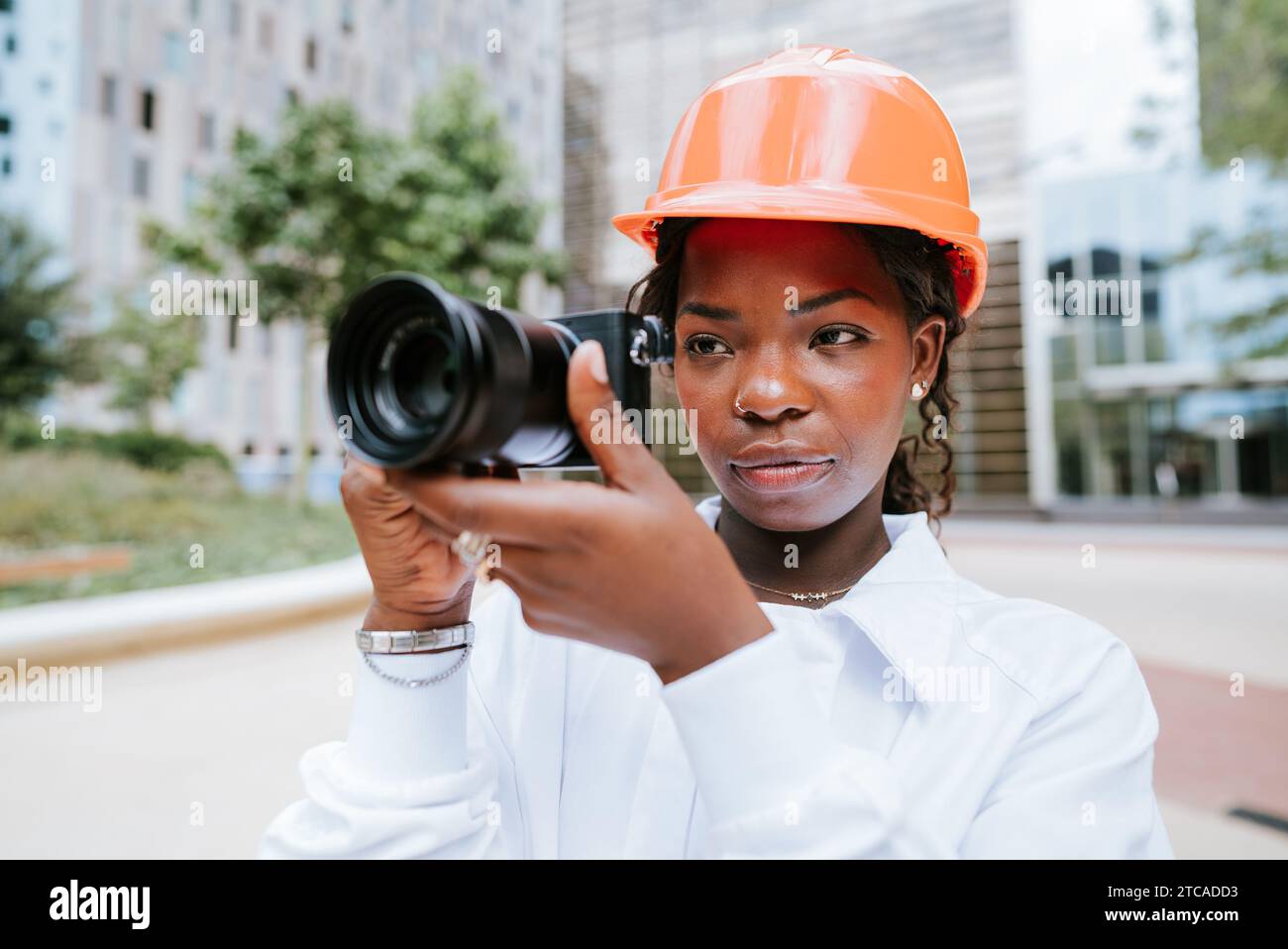 Woman photographer ethnic hi-res stock photography and images - Alamy
