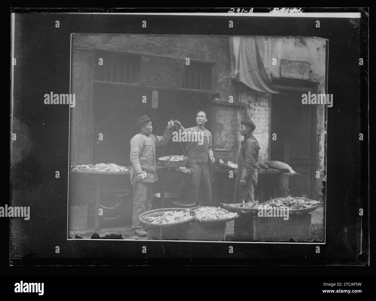 Weighing fish, Chinatown, San Francisco Stock Photo - Alamy