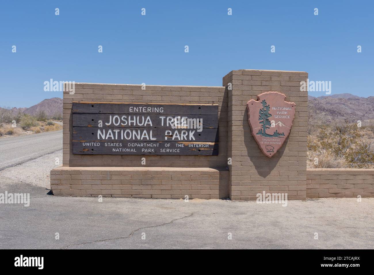 The entrance sign of Joshua Tree National Park in southern California ...