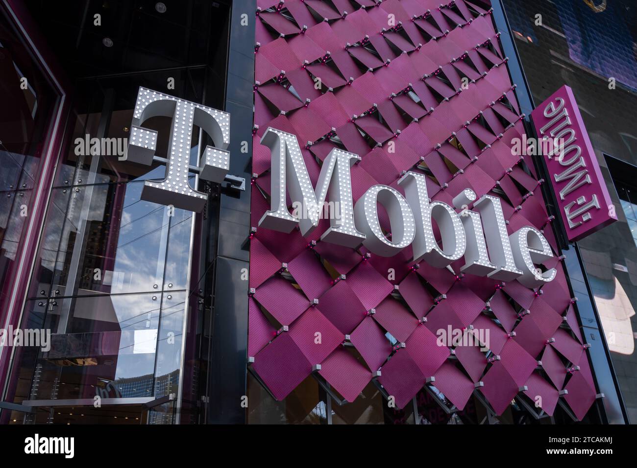 T mobile store hi-res stock photography and images - Alamy