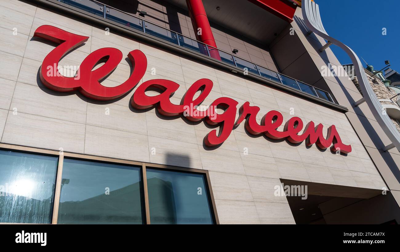 Walgreens pharmacy drugstore hi-res stock photography and images - Alamy