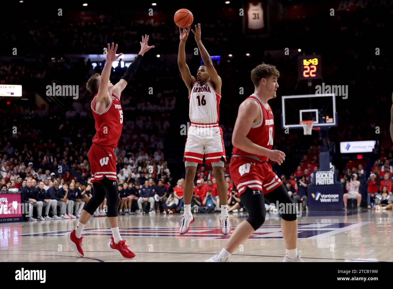 TUCSON, AZ - DECEMBER 09: Arizona Wildcats forward Keshad Johnson #16 ...