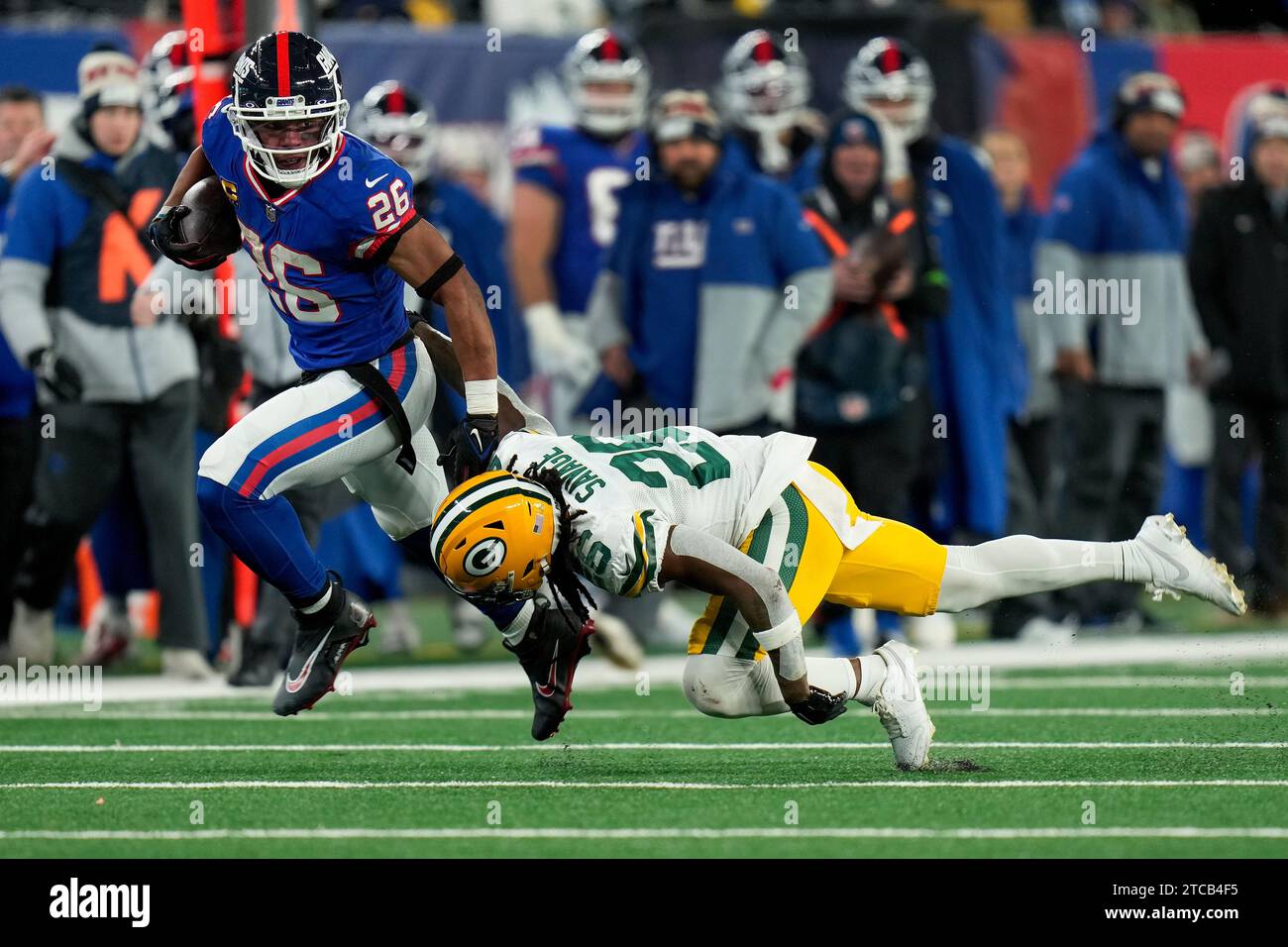 New York Giants running back Saquon Barkley (26) avoids a tackle by ...