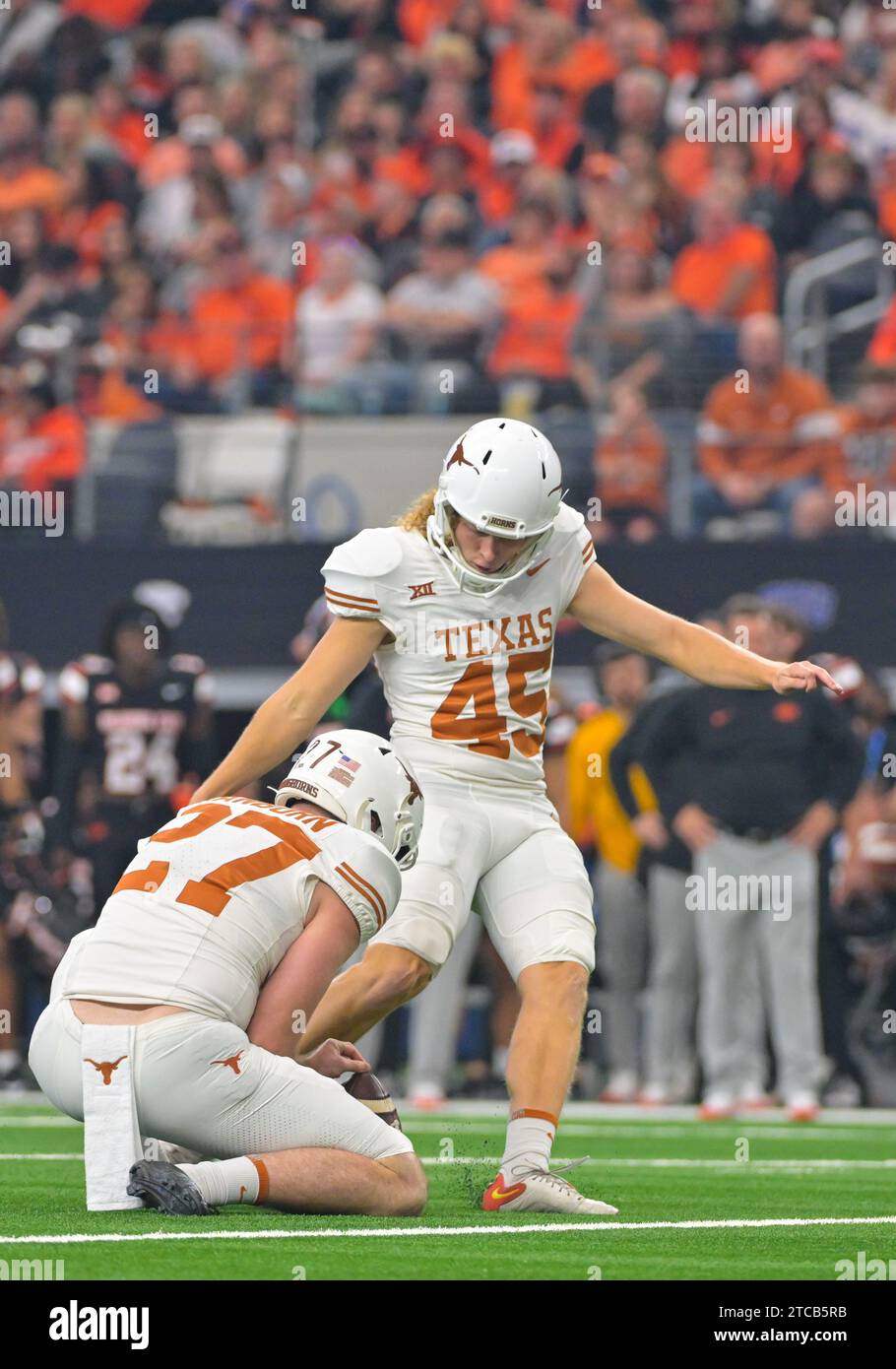 Arlington, Texas, USA. 2nd Dec, 2023. Texas Longhorns punter Ryan ...