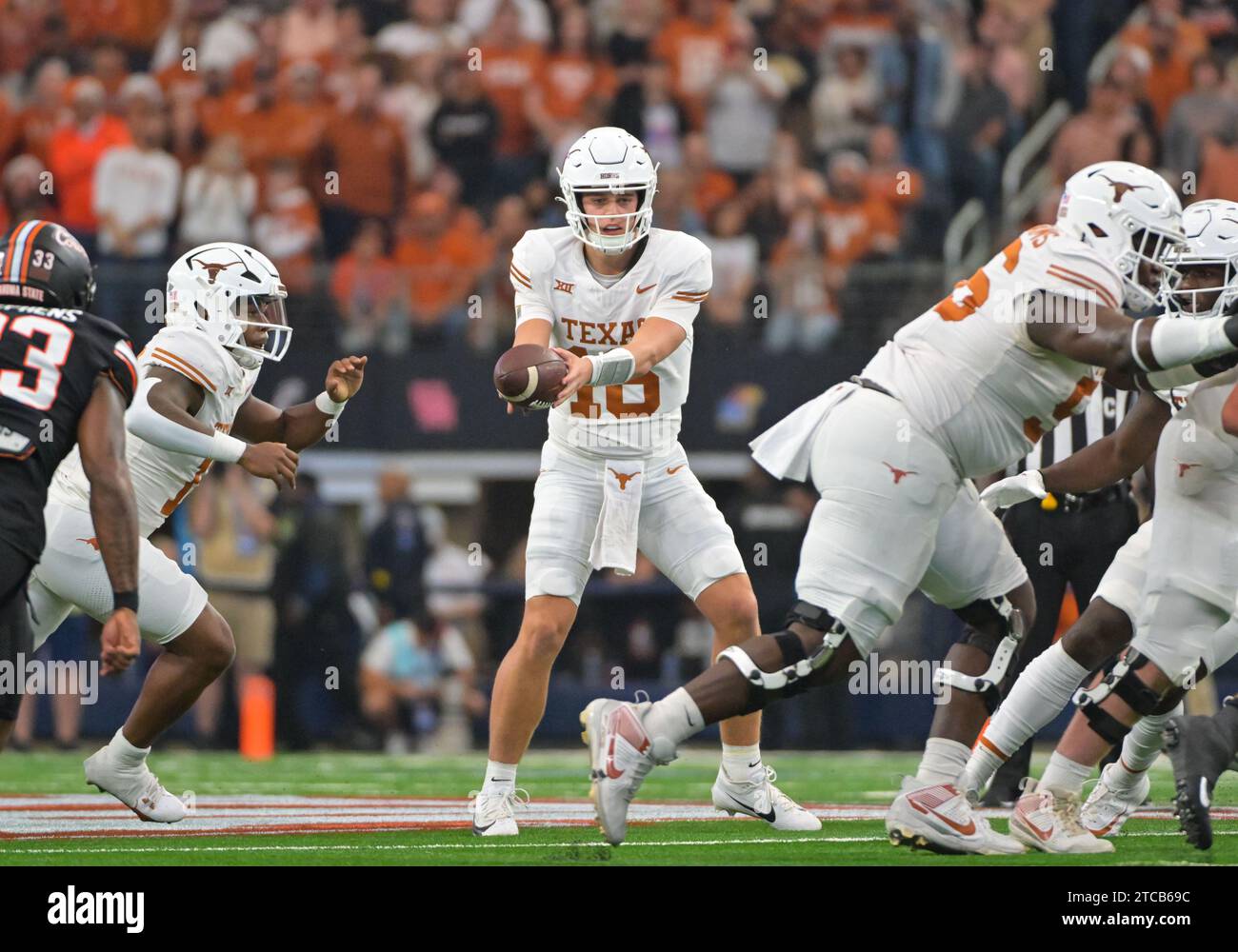 Arlington, Texas, USA. 2nd Dec, 2023. Texas Longhorns quarterback Arch ...