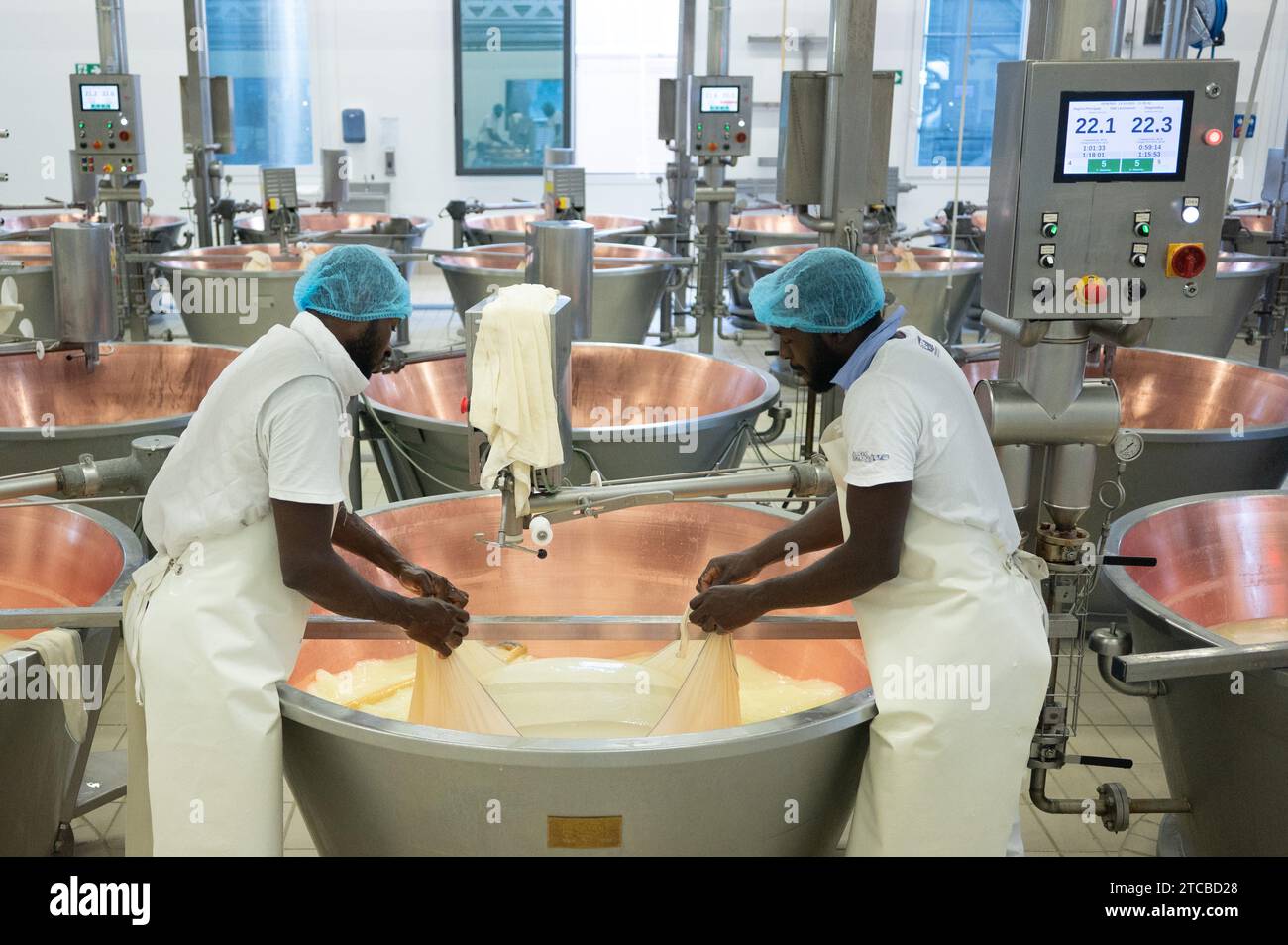 Modena, Italy. 13th Oct, 2023. Employees at the 4 Madonne Caseificio ...