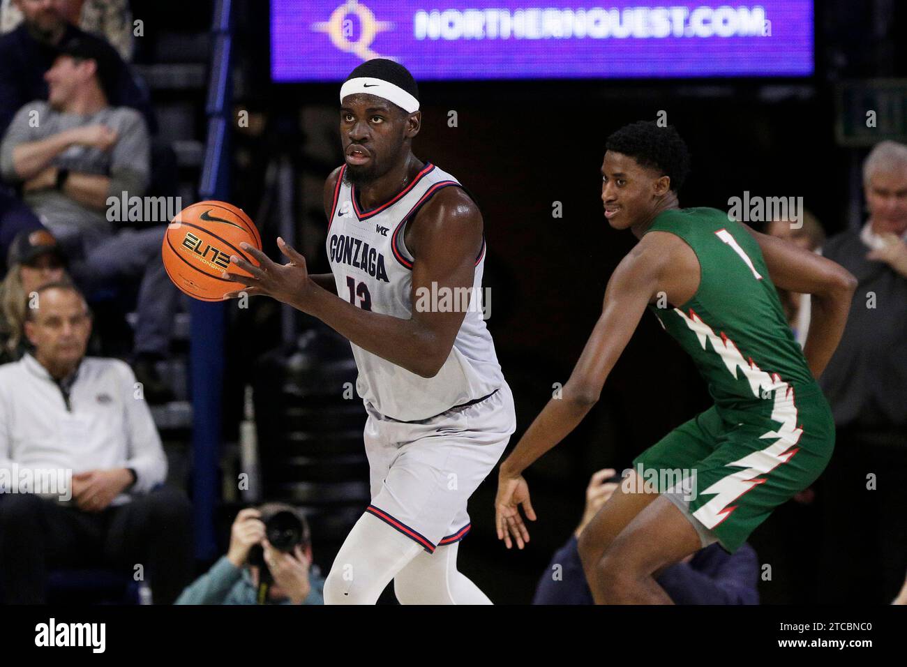 Gonzaga forward Graham Ike (13) prepares to pass the ball next to ...