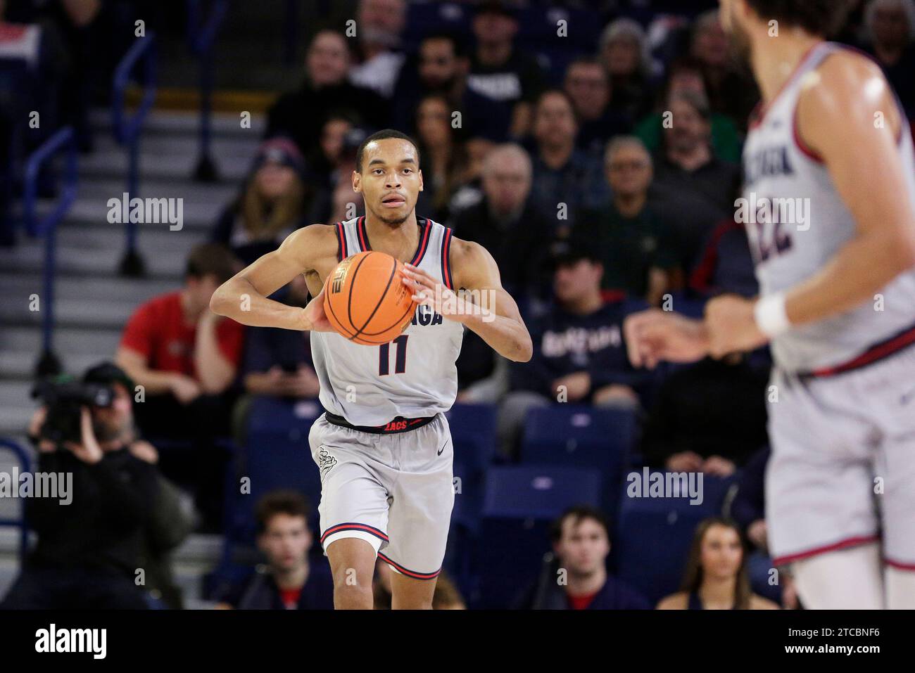 Gonzaga guard Nolan Hickman (11) prepares to pass the ball to forward ...