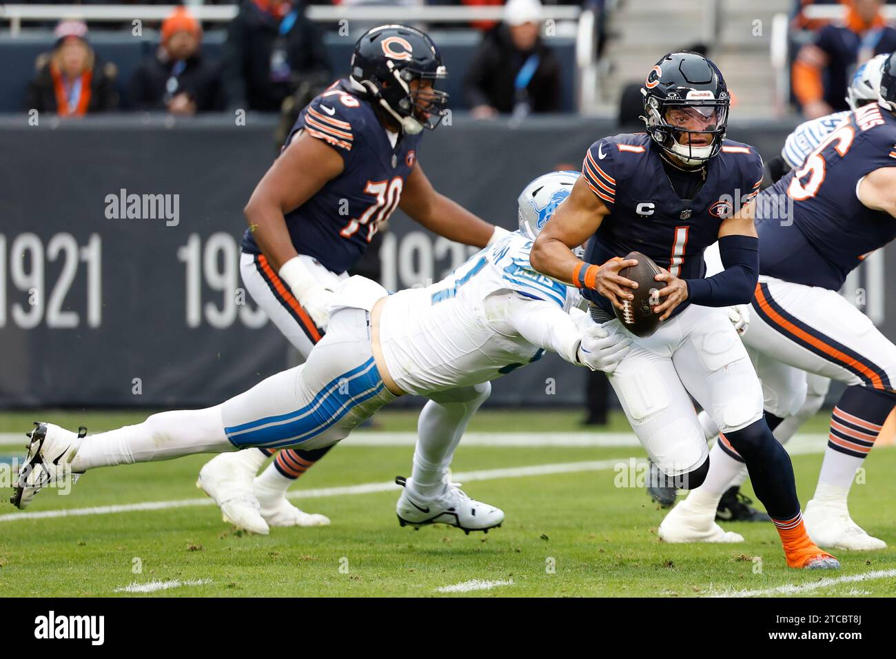 Chicago Bears quarterback Justin Fields (1) runs with the ball past ...