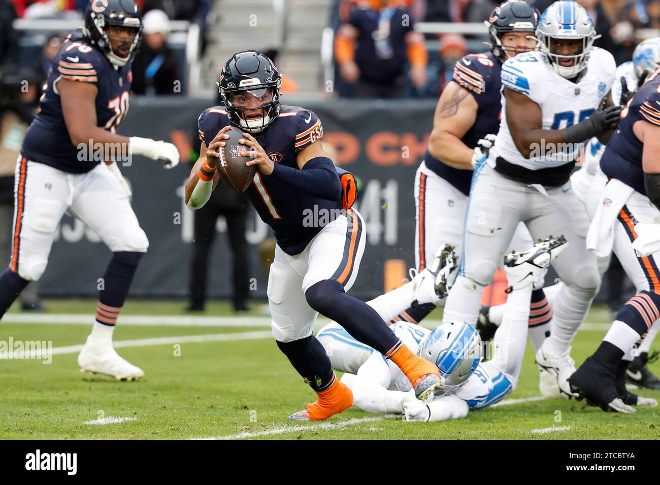 Chicago Bears quarterback Justin Fields (1) runs with the ball past ...