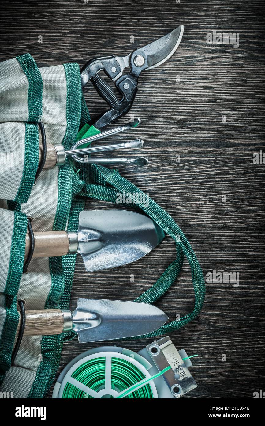 Gardening bag scissors rake hand spade soft wire tie Stock Photo - Alamy