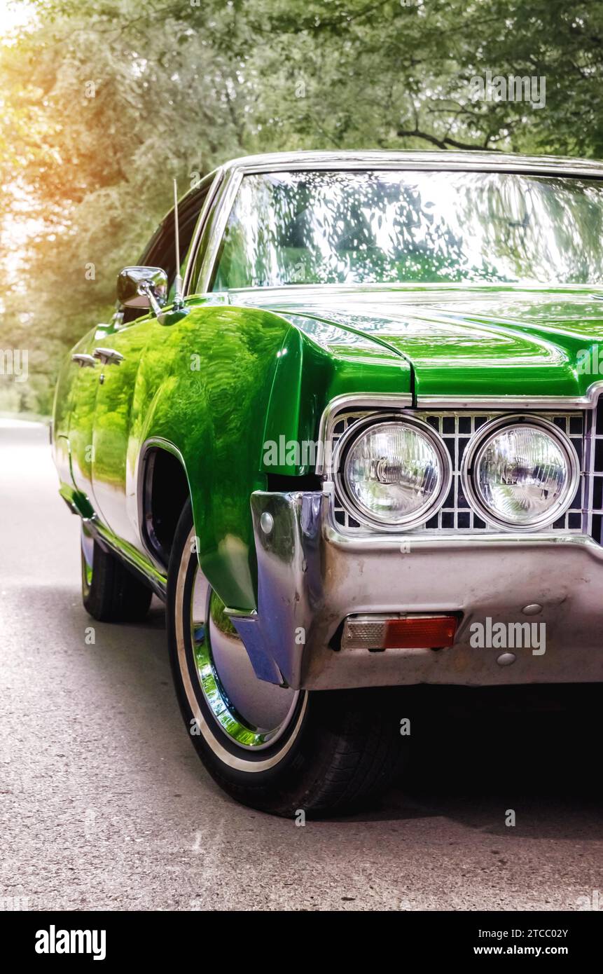 Vintage green car hi-res stock photography and images - Alamy