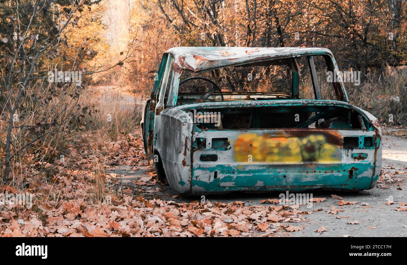 Abandoned broken rusty car with no wheels on Chernobyl street Stock Photo - Alamy
