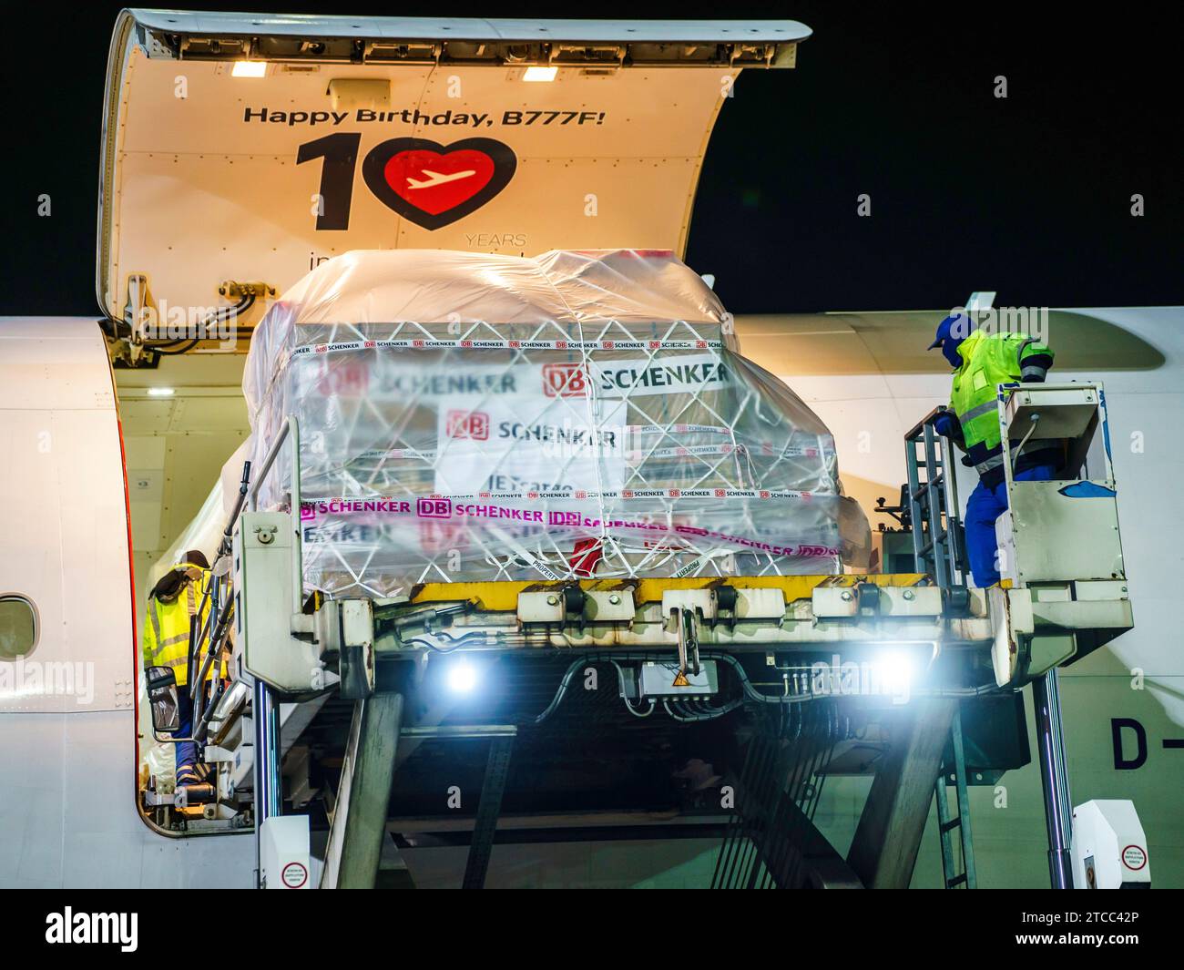 07 December 2023, Hesse, Frankfurt/Main: A DB Schenker pallet is loaded ...
