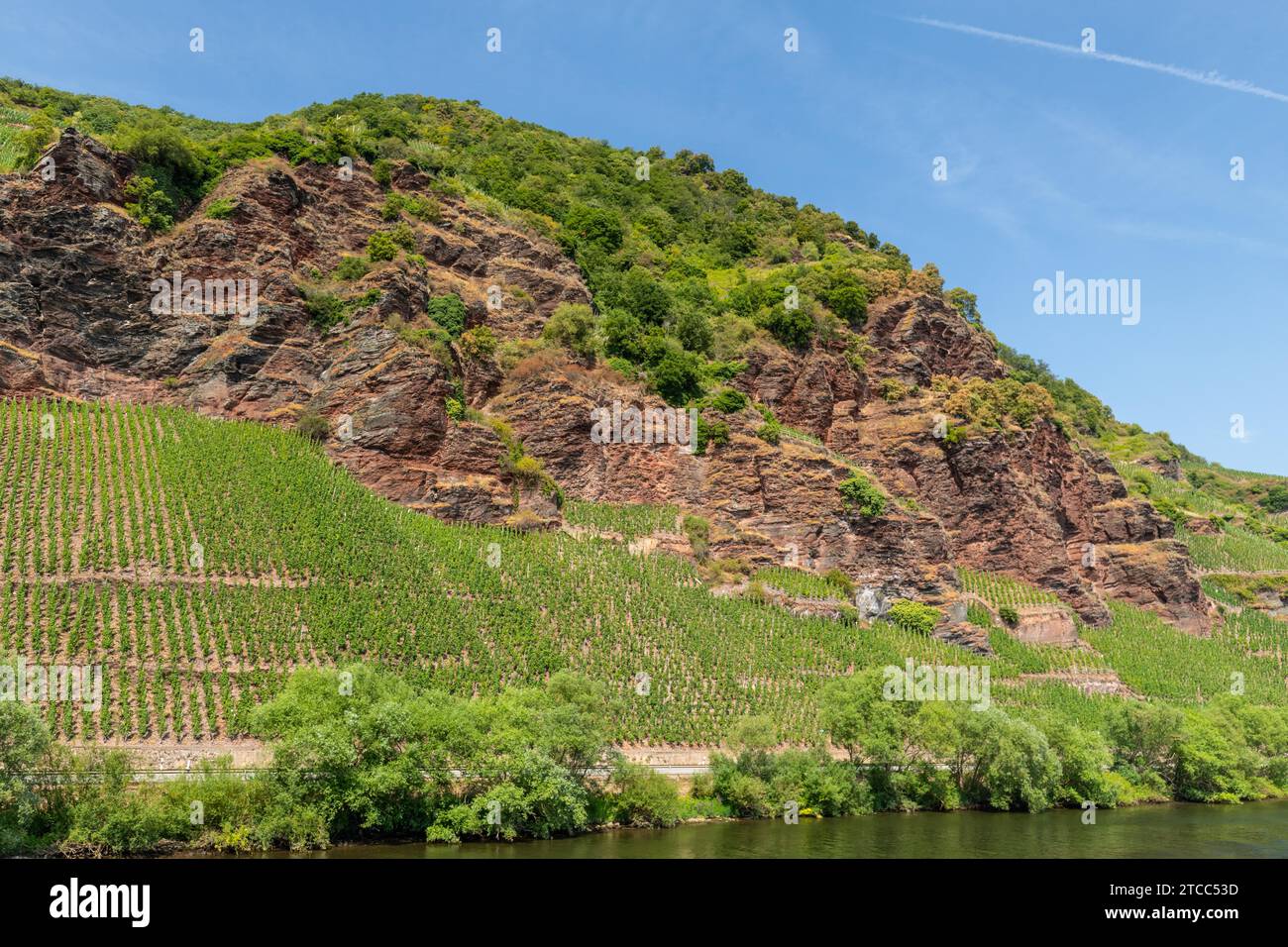 River Moselle near Zeltingen-Rachtig and mountain with vineyards and ...