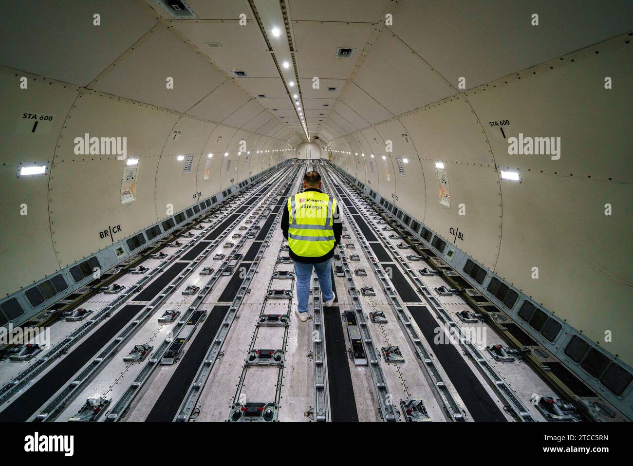 07 December 2023, Hesse, Frankfurt/Main: A Lufthansa Cargo employee ...